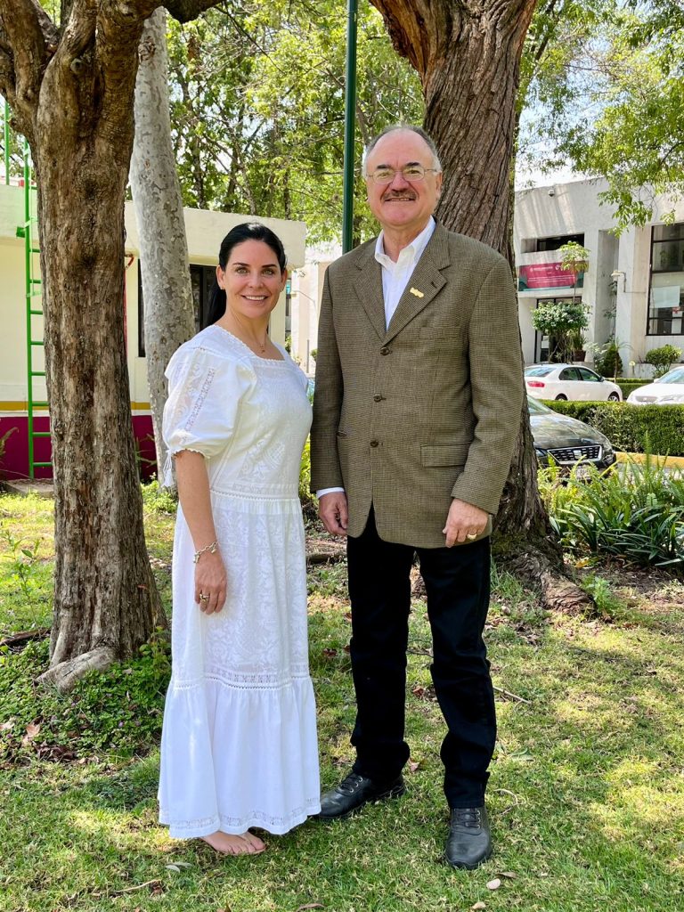 Crean híbrido de maíz azul en honor a la chef Zahie Téllez